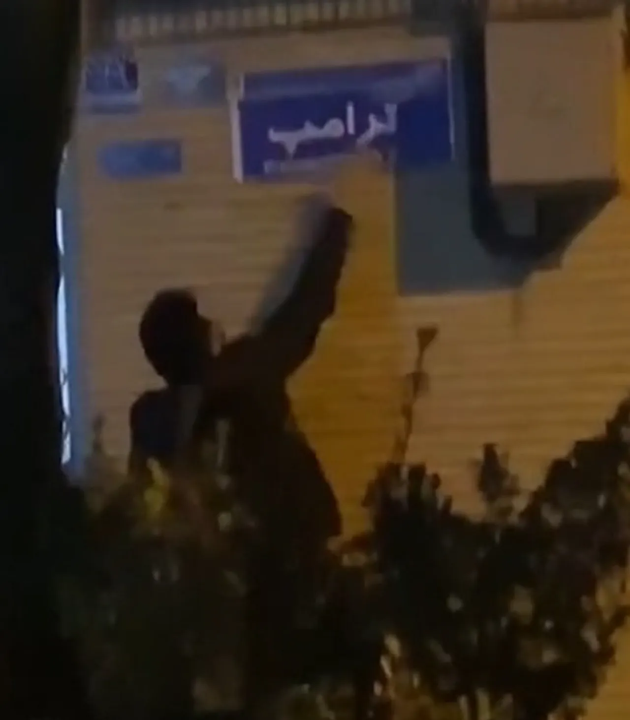 İran'da protestolar şiddetleniyor! Esnaf kepenkleri indirdi: Bir ...