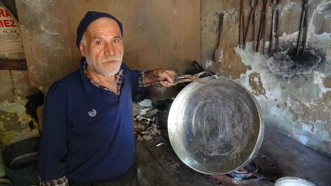 Bir meslek yok oluyor! 55 yıllık usta yetiştirecek çırak bulamıyor ...