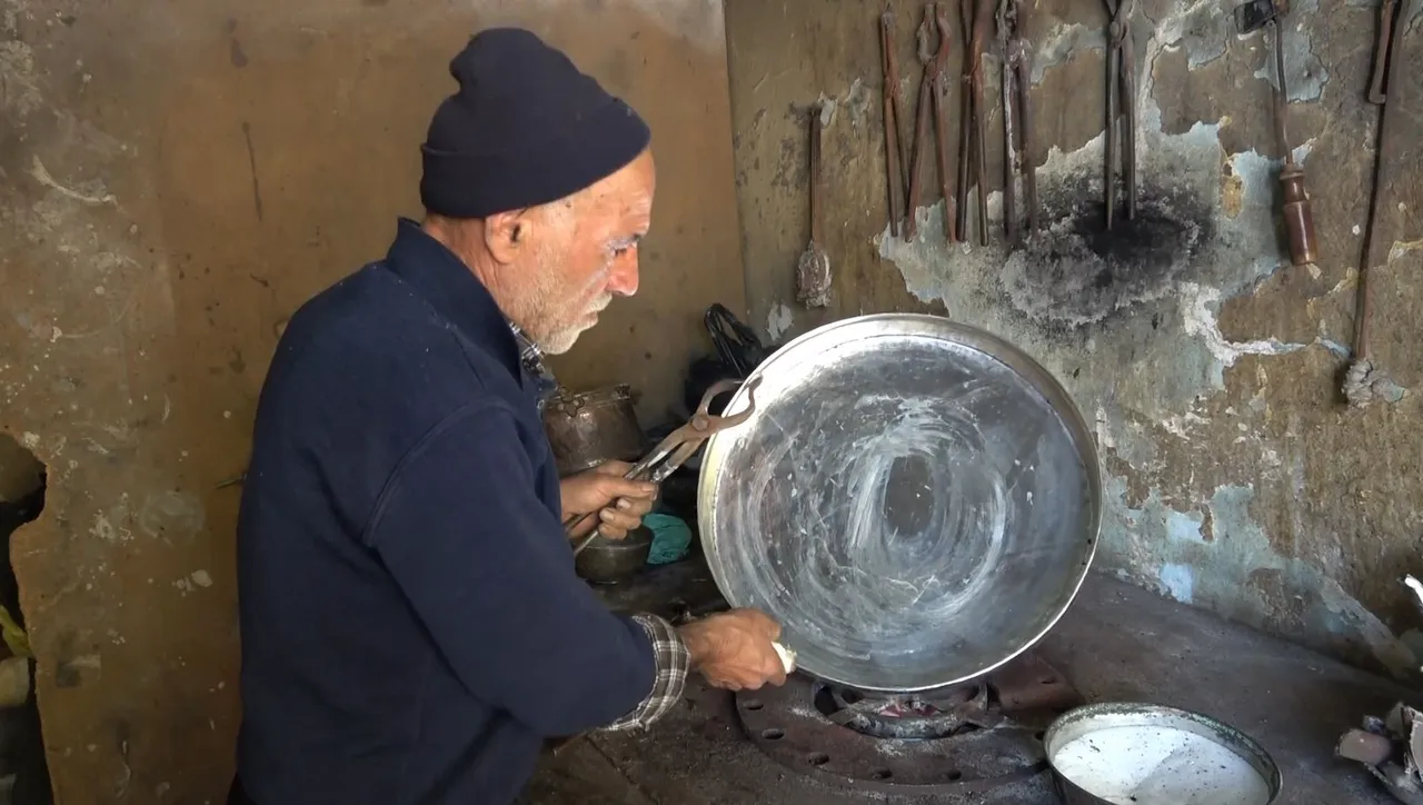 Bir meslek yok oluyor! 55 yıllık usta yetiştirecek çırak bulamıyor ...