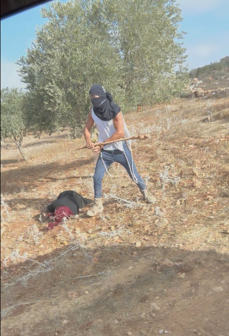 İsrailli yerleşimciler ABD’li gazeteci Jasper Nathaniel’i kovaladı ...